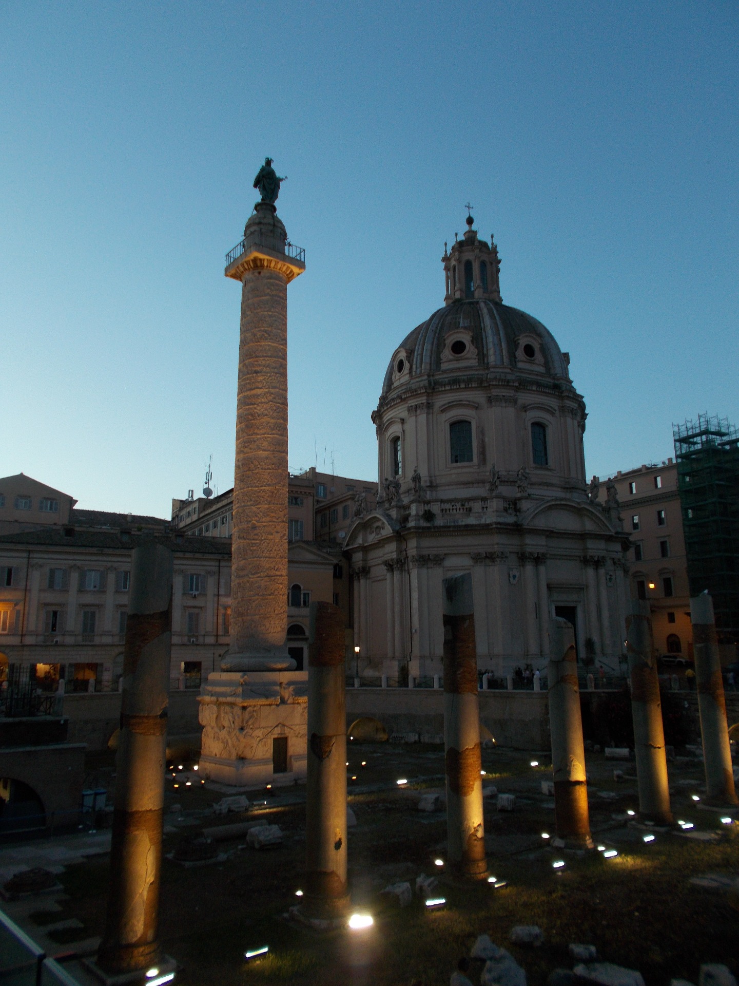 VISITA GUIDATA NOTTURNA DEI FORI IMPERIALI ASSOCIAZIONE ROMA BELLA